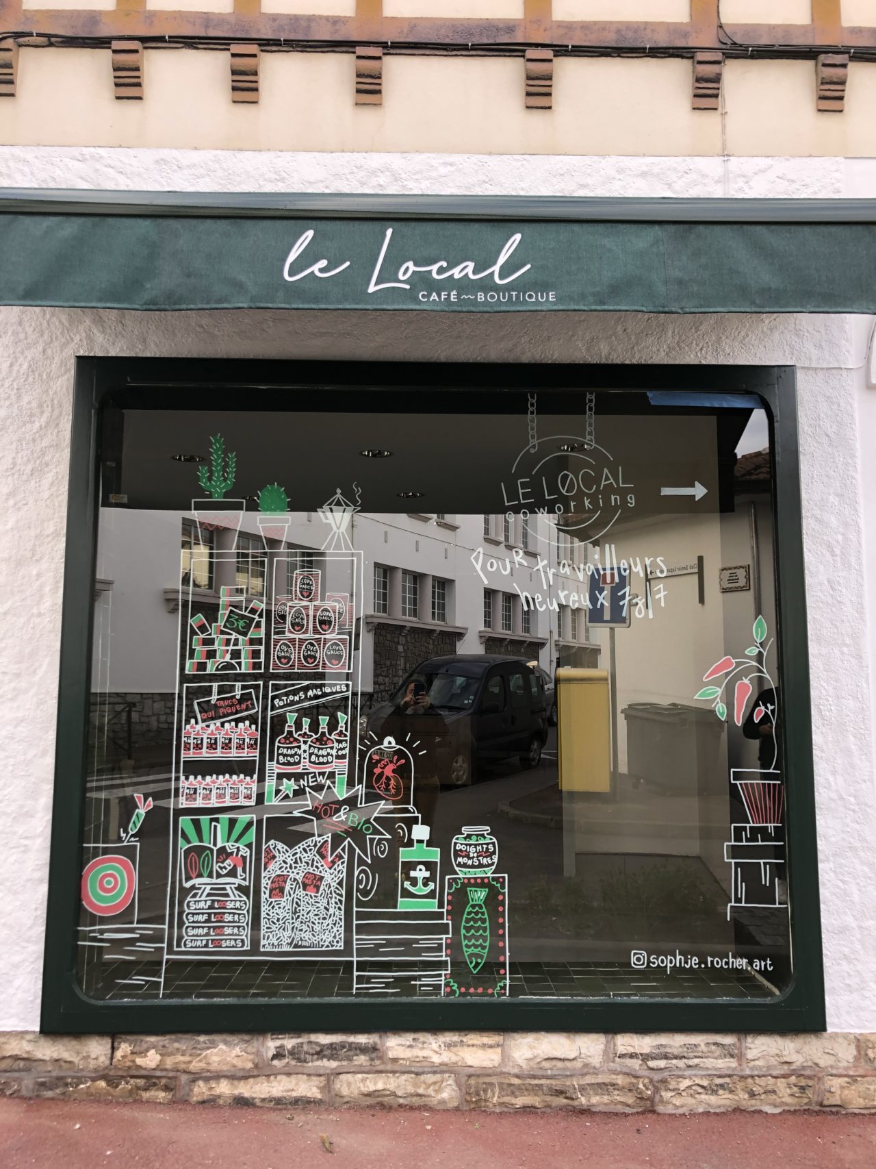 Vitrine du café Le local – Sophie Rocher